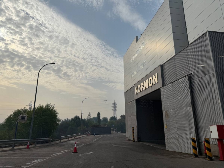 El fuego amenaza las instalaciones de Normon en Tres Cantos | Salud35