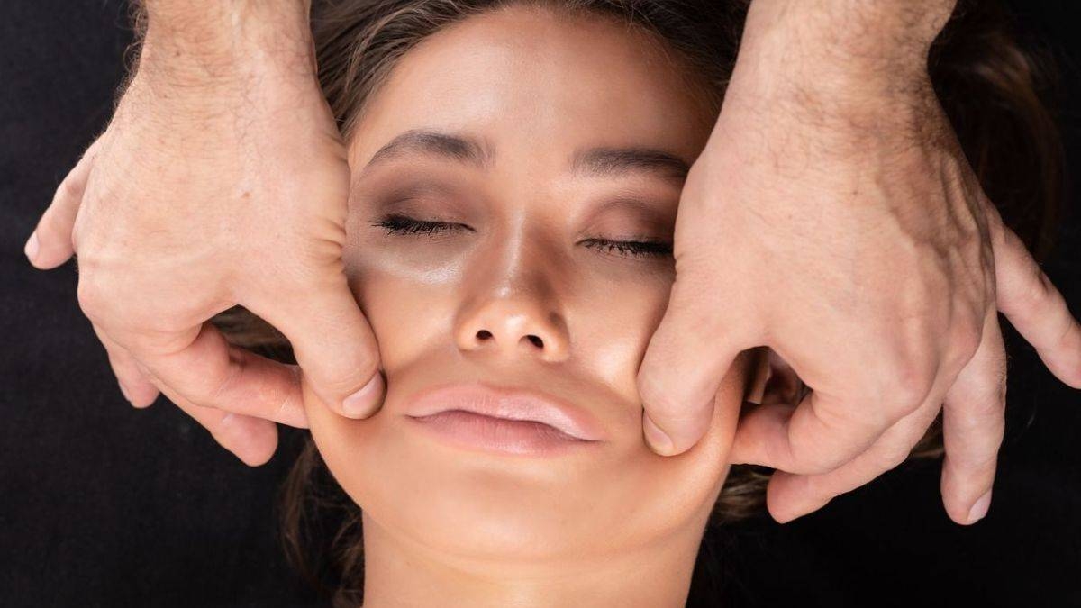 Lifting Miofascial: la técnica que reafirma el rostro, libera tensiones ...