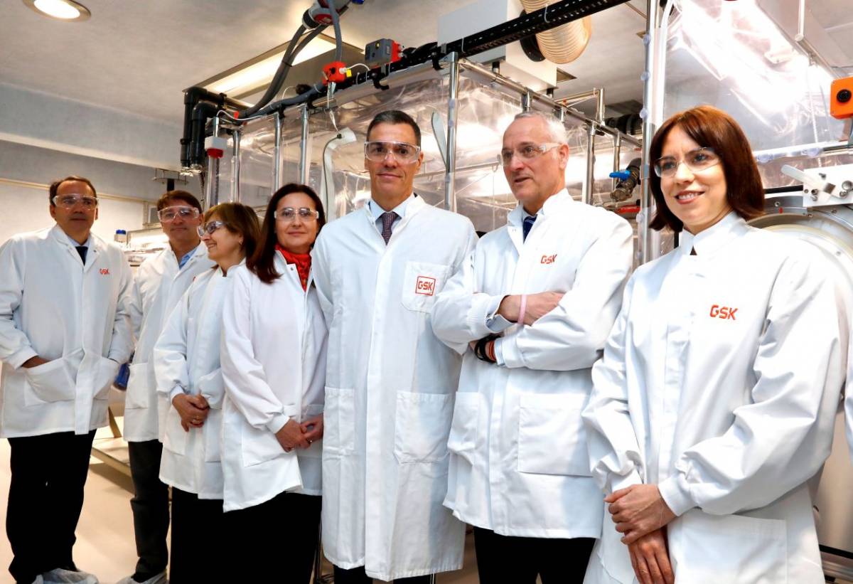 Pedro Sánchez visita en GSK el primer laboratorio de máxima ...